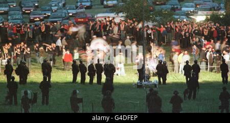Loyalists confront riot police during the stand-off at Drumcree Church ...
