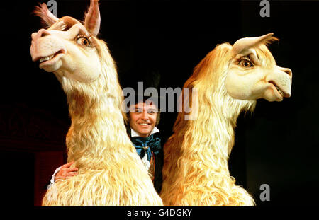 PA NEWS PHOTO 9/7/98 THE MYTHICAL CREATURE 'PUSHMI-PULLYU' ON STAGE ...