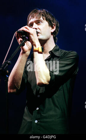 PA NEWS 25/7/98 JARVIS COCKER, LEAD SINGER OF THE BAND 'PULP', PERFORMS ...