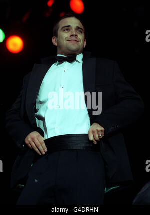 ROBBIE WILLIAMS AT V98 Stock Photo - Alamy