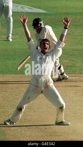 SOUTH AFRICA'S ALLAN DONALD APPEALS IN VAIN FOR THE WICKET OF MIKE ...