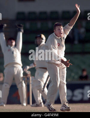 England spin bowler Robert Croft, with Kumara (left) and Rupasingha ...