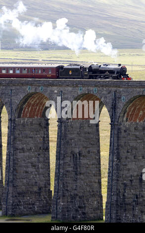 The Waverley steam train crosses the Ribblehead viaduct just over the ...