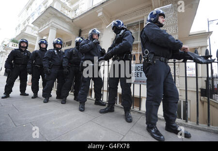 Metropolitan Police officers prepare to carry out a raid on a property ...