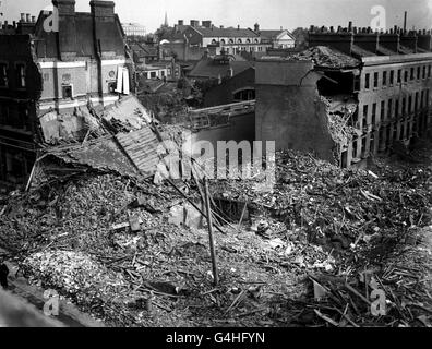 Blitz World War II WW2 Children evacuees with suitcases wearing name ...