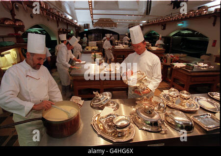PA NEWS PHOTO 1/12/98 KITCHEN STAFF AT WINDSOR CASTLE PREPARING FOR A ...