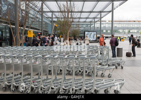 Street entrance to London Heathrow airport Terminal 3 Stock Photo - Alamy