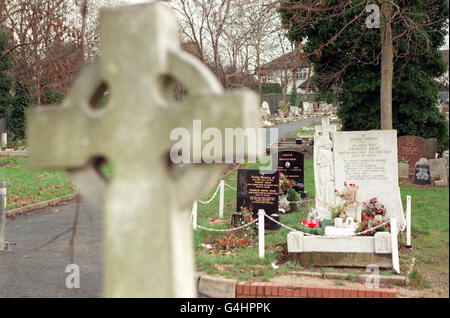 Chingford Mount Cemetery, Ronnie and Reggie Krays burial site Stock ...