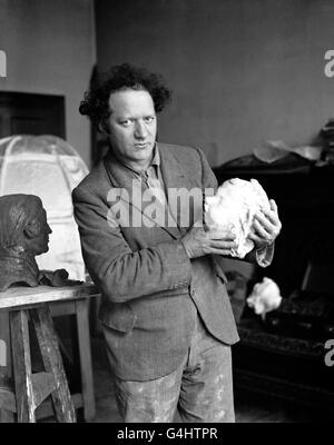 JACOB EPSTEIN. Artist Jacob Epstein with one of his sculptures Stock ...