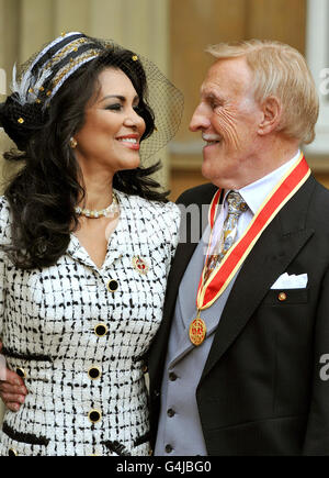 Sir Bruce Forsyth stands with his wife Wilnelia, his daughters Laura ...