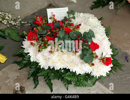 Lionel Bart funeral/Donovan Stock Photo - Alamy