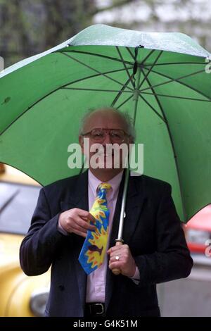 TV WEATHER PRESENTER MICHAEL FISH. * 17/4/02: BBC weatherman Michael ...