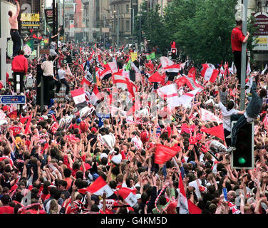 Huge crowds at Deansgate, Manchester City Centre, prepare to cheer ...