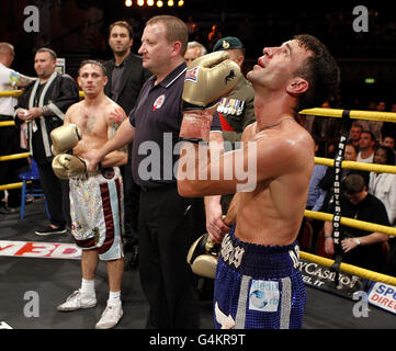 Lee Haskins (right) celebrates beating Don Broadhurst in there Final ...