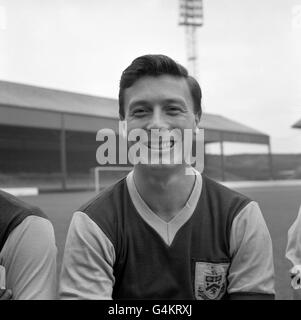 Jimmy McIlroy, Burnley FC player to play in the FA Cup final against ...