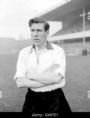 Sunderland forward Len Shackleton in action in 1957. 28/11/00 ...