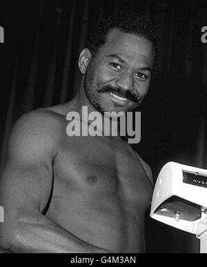 Welterweight boxing champion JOSE NAPOLES fighting against British ...