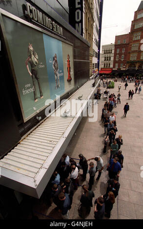 STAR WARS FANS QUEUE AT CINEMA Stock Photo - Alamy