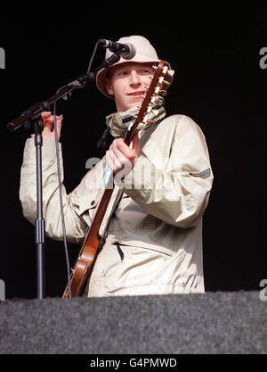 SPACE, READING FESTIVAL, 1999: Jamie Murphy lead guitarist from the ...