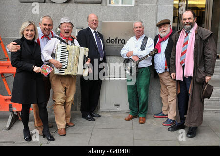 Tommy Banner of The Wurzels band Stock Photo - Alamy