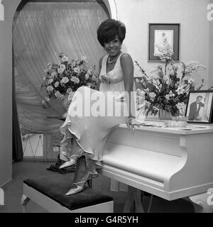 Shirley Bassey and husband Kenneth Hume. 13th September 1965 Stock ...