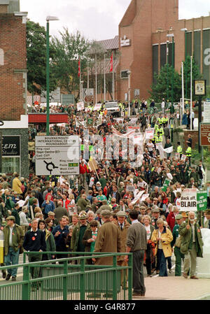 Protesters from the Countryside Alliance march outside the Labour Party ...