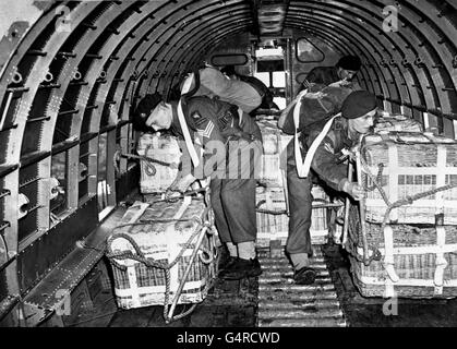 Royal Army Service Corps (RASC) - Men & wagon at entrance to stores ...