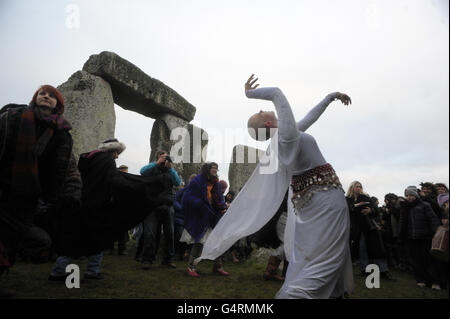 People celebrate the Winter Solstice sunrise celebrations at Stonehenge ...