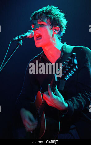 Crispin Hunt, lead singer of the rock group the Longpigs performing on ...