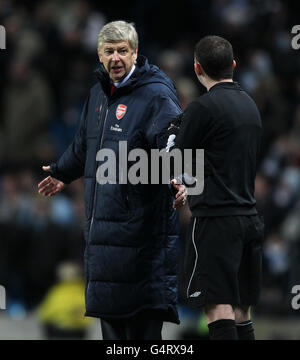 Arsenal's Arsene Wenger argues with fourth official Anthony Taylor ...