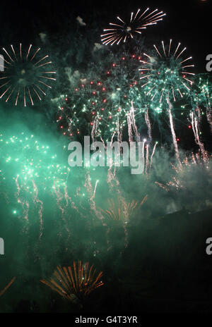 Fireworks over Edinburgh Castle during the Hogmanay New Year ...
