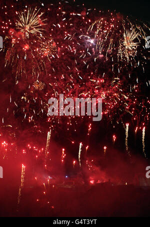Fireworks over Edinburgh Castle during the Hogmanay New Year ...
