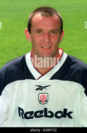 MIKE WHITLOW BOLTON WANDERERS FC 10 January 1999 Stock Photo - Alamy