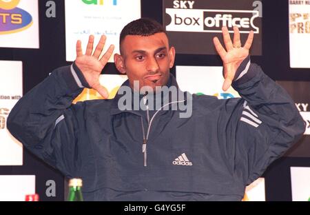 World featherweight champion 'Prince' Naseem Hamed and his girlfriend ...