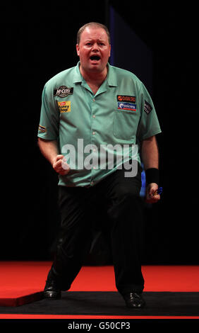 Raymond van Barneveld celebrates victory over Radek Szaganski (right ...