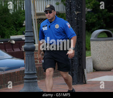 Police officer on foot patrol in East Hastings, Vancouver, Canada Stock ...