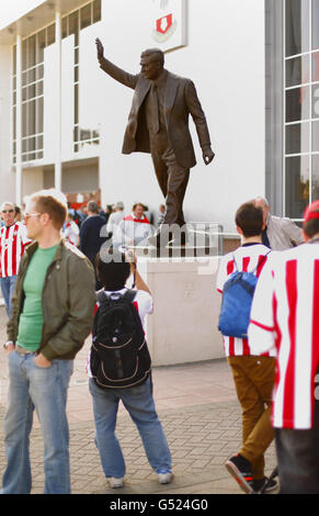 The Ted Bates statue outside Southampton Football Club St. Mary's ...