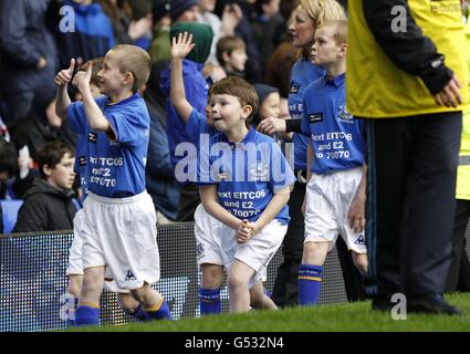 Everton mascots walk around the pitch before the match Stock Photo - Alamy