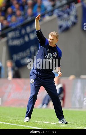 David Moyes manager of Everton gives his team instructions during the ...