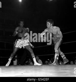 Boxing - Light-Welterweight - Dave "Boy' Green v John Stracey - London ...