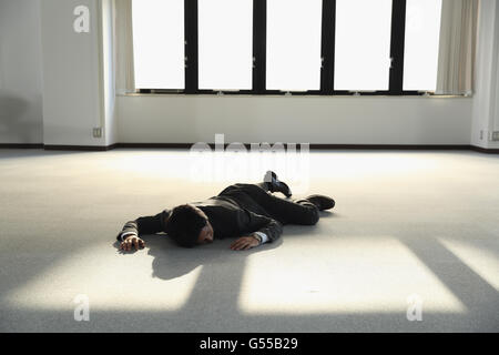 Businessman dead on the office floor Stock Photo - Alamy