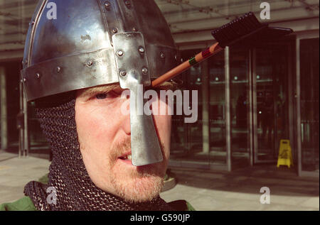 King Harold is killed by an arrow in the eye at the Battle of Hastings ...