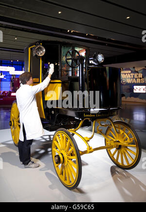 London's first electric taxi since the Bersey Taxi in the late 1890s ...