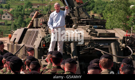 John Major speaking to British troops in Saudi Arabia as they prepare ...