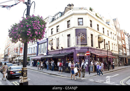 The Crown & Two Chairmen pub, Dean St, Soho, London W1D 3SB, England ...