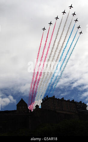 Red Arrows Flypast, Edinburgh Castle, Edinburgh, 9th August 2025 Stock ...