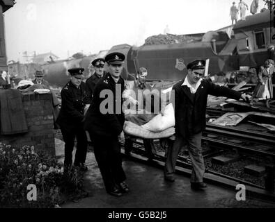 HARROW AND WEALDSTONE TRAIN CRASH : 1952 Stock Photo - Alamy
