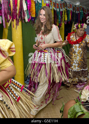 The Duchess of Cambridge gets into costume with locals at Vaiaku ...