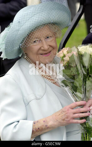 Queen Mother 101 Birthday August 2001 outside Clarence House with Queen ...