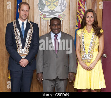 The Duke and Duchess of Cambridge meet Prime Minister Gordon Darcy Lilo ...